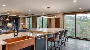 3 BEDROOM 2 KING 2 QUEEN PRESIDENTIAL SUITE | Cozinha privada | Um frigorífico, um micro-ondas, um forno, uma placa de cozinha