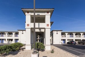 Hill Country Inn and Suites Reviews, Deals & Photos 2023 - Expedia