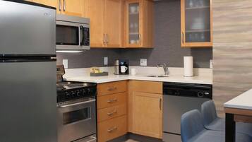 Suite, 2 quartos | Cozinha privada | Um frigorífico, um micro-ondas, uma placa de cozinha