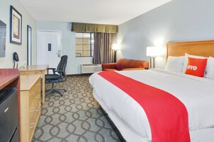 Quarto, 1 cama king-size e sofá-cama | Secretária, ferro/tábua de engomar, Wi-fi grátis 