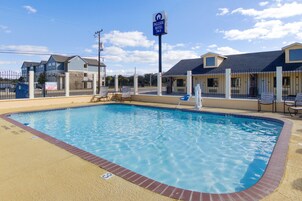 Piscina exterior, espreguiçadeiras 