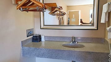 Quarto, 2 camas de casal, para não fumantes | Banheiro | Produtos de toalete grátis, secador de cabelo, toalhas de banho