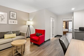 Suite, 1 quarto, não fumadores | Roupa hipoalergénica, edredões de penas, secretária 