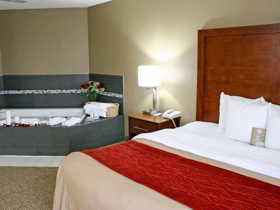 Suite, 1 cama king-size, não fumadores | Secretária, cortinas/cortinados opacos, quartos insonorizados