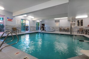 Piscina interior, da(s) 6:00 à(s) 23:00, espreguiçadeiras 