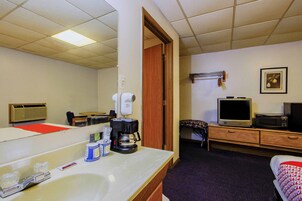 Quarto, 1 cama king-size | Casa de banho | Artigos de higiene pessoal grátis, um secador de cabelo 