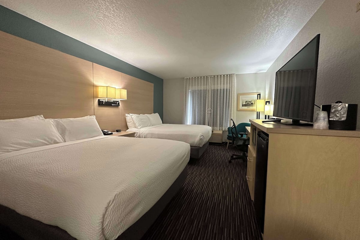 Roupa hipoalergénica, cofre no quarto, secretária