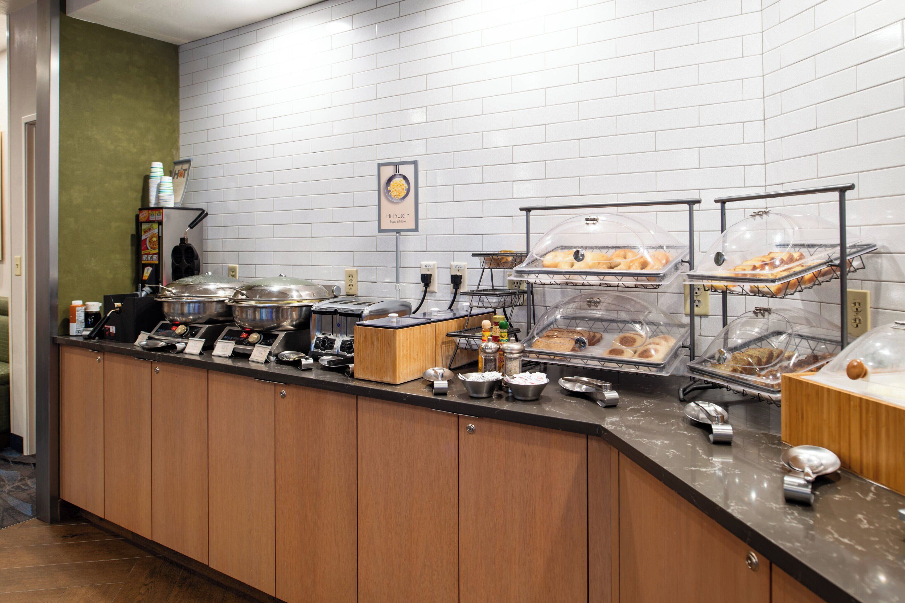 Uma área de buffet com diversos alimentos e eletrodomésticos.