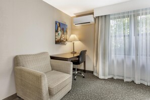 Quarto standard, 1 cama Queen, geladeira, no canto | 1 quarto, cofres nos quartos, espaço de trabalho para notebook