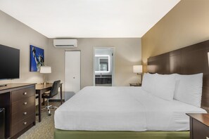 Quarto standard, 1 cama King, para não fumantes, geladeira (Shower Only) | 1 quarto, cofres nos quartos, espaço de trabalho para notebook