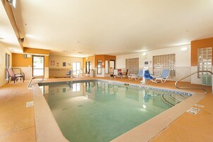 Piscina interna, piscina externa, espreguiçadeiras