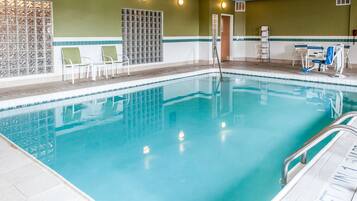 Piscina interior, da(s) 9:00 à(s) 22:00, espreguiçadeiras