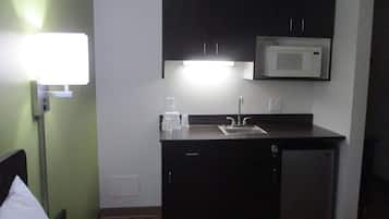 Um frigorífico, um micro-ondas