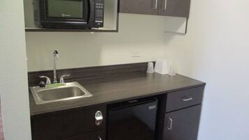 Um frigorífico, um micro-ondas