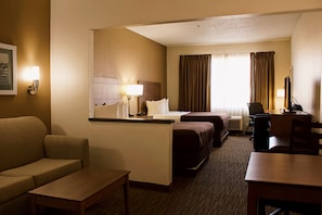 Camas com colchões pillow-top, escrivaninha