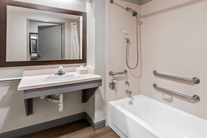 Quarto, 1 cama king-size, acessível, não fumadores (Mobility/Hearing, tub w/grab bars) | Casa de banho acessível para cadeiras de rodas