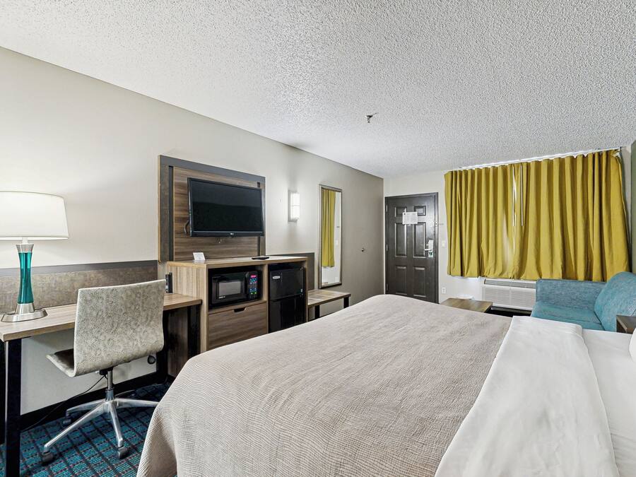 Quarto, 1 cama king-size, não fumadores (Efficiency) | Secretária, cortinas/cortinados opacos, quartos insonorizados