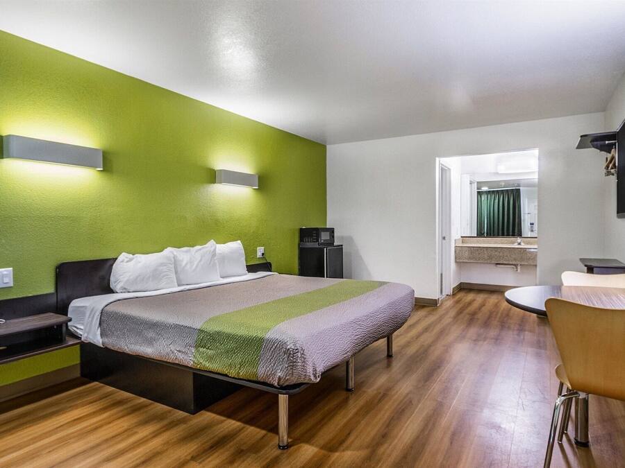 Escrivaninha, cortinas blackout, roupa de cama