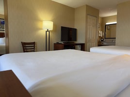 Roupas de cama premium, escrivaninha, cortinas blackout
