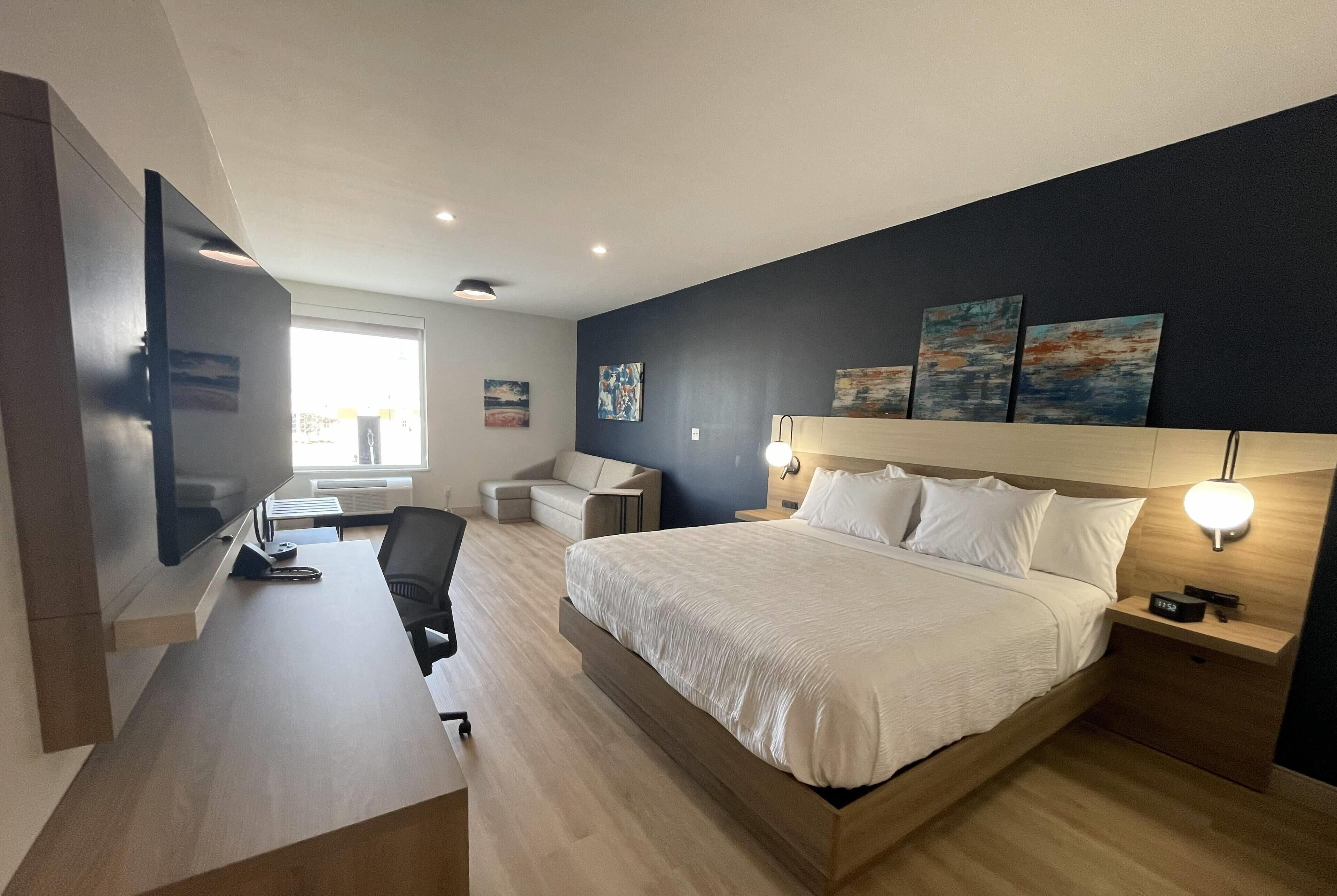 Suite, 1 cama king-size, não fumadores, kitchenette | Roupa de alta qualidade, secretária, cortinas/cortinados opacos 