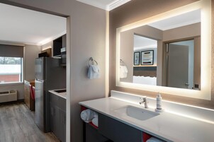 Quarto, 1 cama King, para não fumantes, cozinha americana | Roupas de cama premium, escrivaninha, cortinas blackout