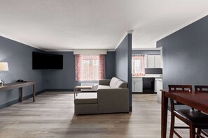 Quarto Deluxe, 1 cama king-size, não fumadores (Deluxe Family Room) | Roupa de alta qualidade, camas de colchão pillowtop, secretária 