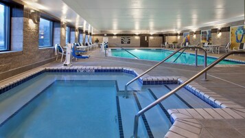 Piscina interior, espreguiçadeiras