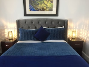Quarto, vista para o pátio | Minibar, cofre no quarto, com decoração personalizada 