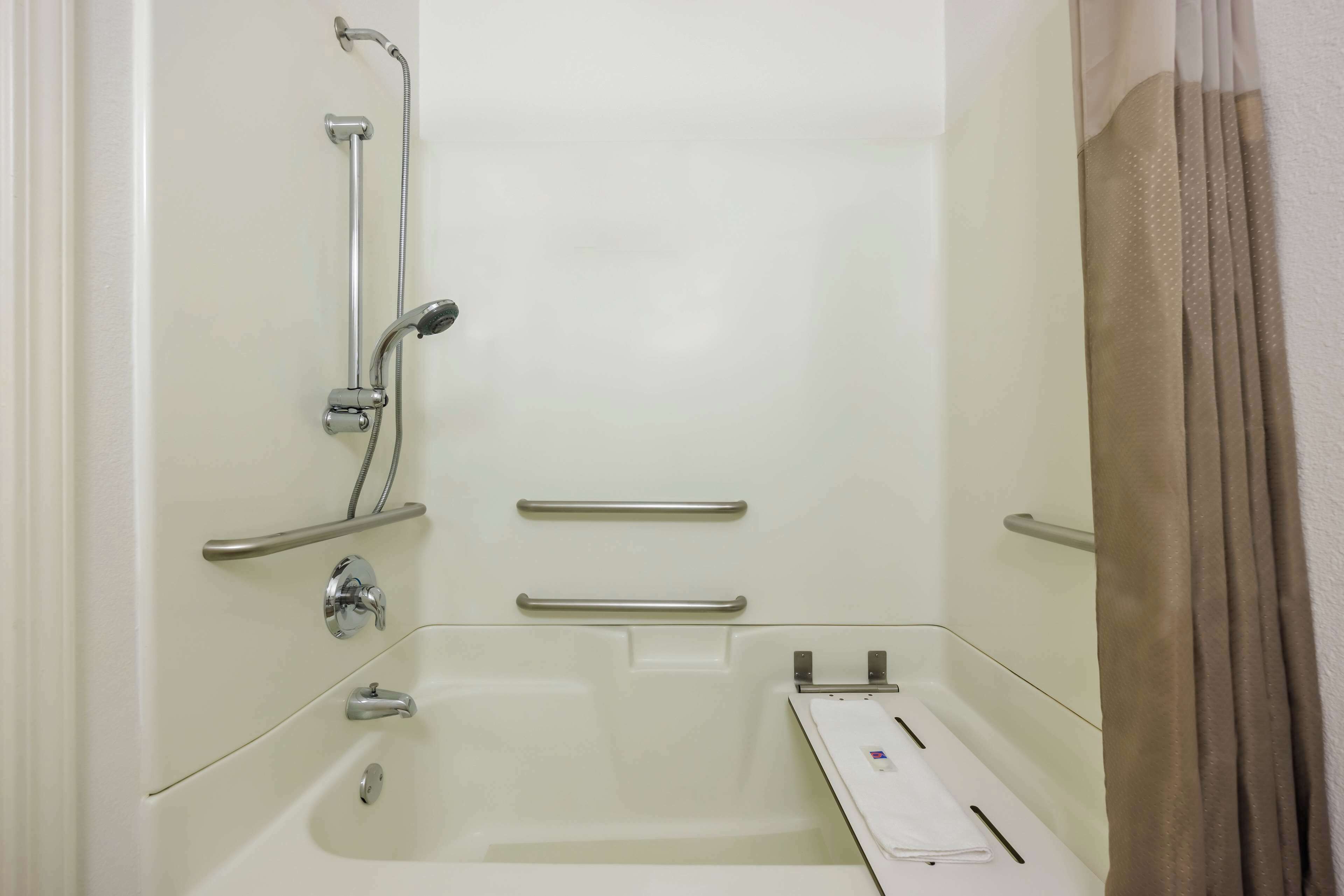 Quarto Standard, 2 camas queen-size, acessível, não fumadores | Casa de banho | Uma combinação polibã/banheira, toalhas fornecidas 