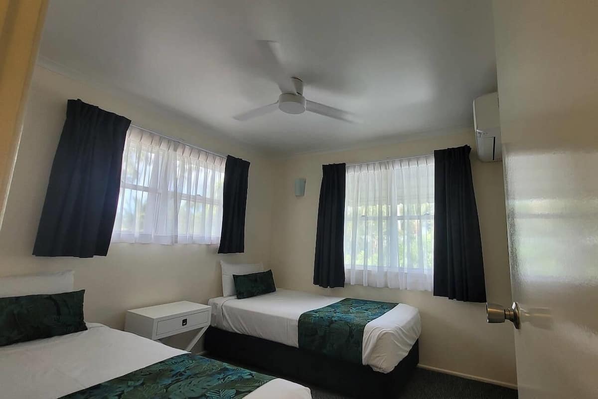 Apartamento, 2 quartos | Cofres nos quartos, escrivaninha, quartos à prova de som