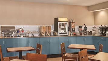 Café da manhã para viagem grátis todos os dias