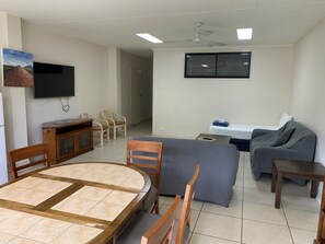 Apartamento superior, 2 quartos | Espaço de trabalho para notebook, ferros/tábuas de passar roupa