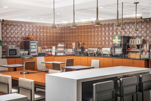 Café da manhã com buffet grátis todos os dias