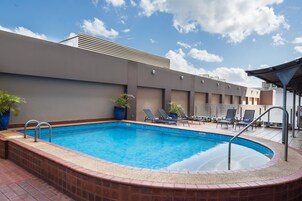 Piscina externa, funciona das 6h às 20h, espreguiçadeiras