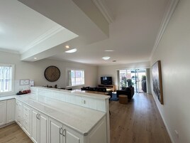 Apartamento standard, 3 quartos | Área de estar
