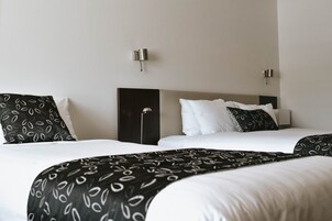 Quarto superior | Roupas de cama premium, camas com colchões pillow-top, frigobar