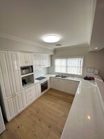Apartamento standard, 3 quartos | Cozinha privada | Micro-ondas, cafeteira/chaleira, torradeira