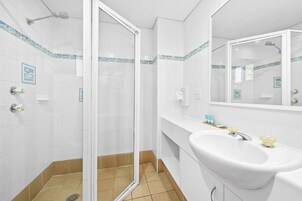 Produtos de toalete grátis, secador de cabelo, toalhas de banho