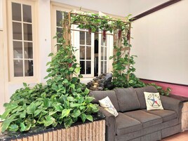 Área de estar no saguão