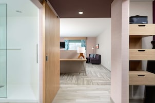 Quarto luxo, 1 cama King | Área de estar | TV de tela plana 50 polegadas com canais a cabo, TV