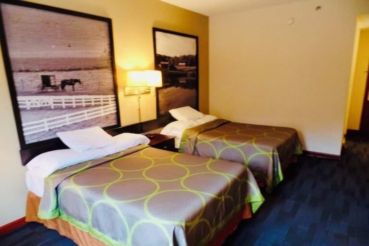 Escrivaninha, cortinas blackout, ferros/tábuas de passar roupa