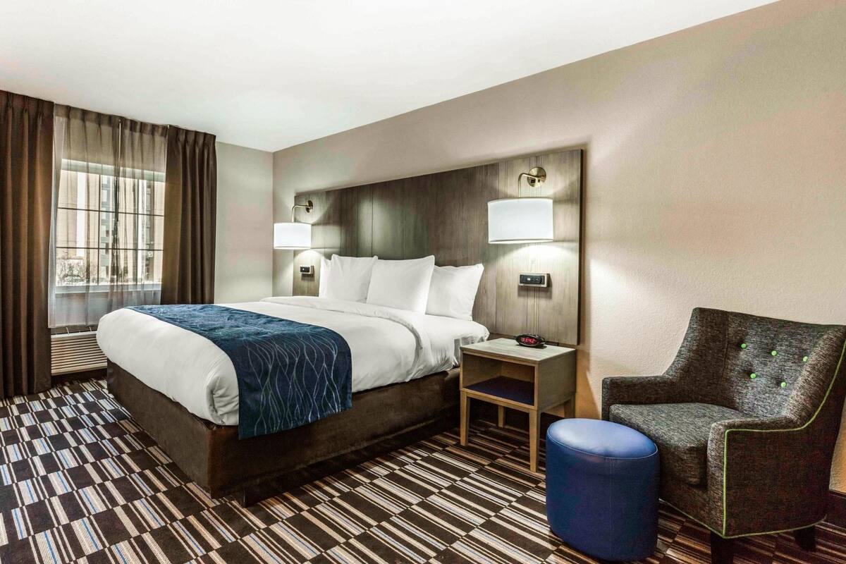 Camas com colchões pillow-top, escrivaninha, cortinas blackout