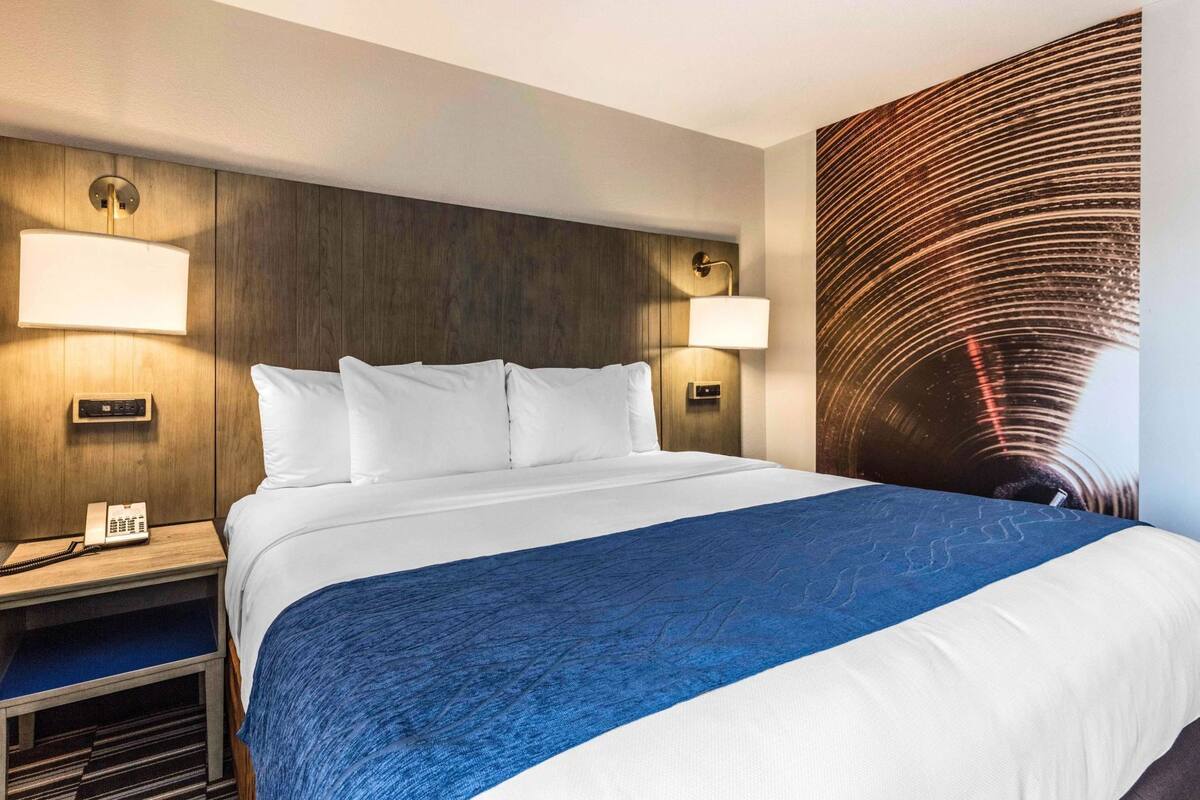 Camas com colchões pillow-top, escrivaninha, cortinas blackout