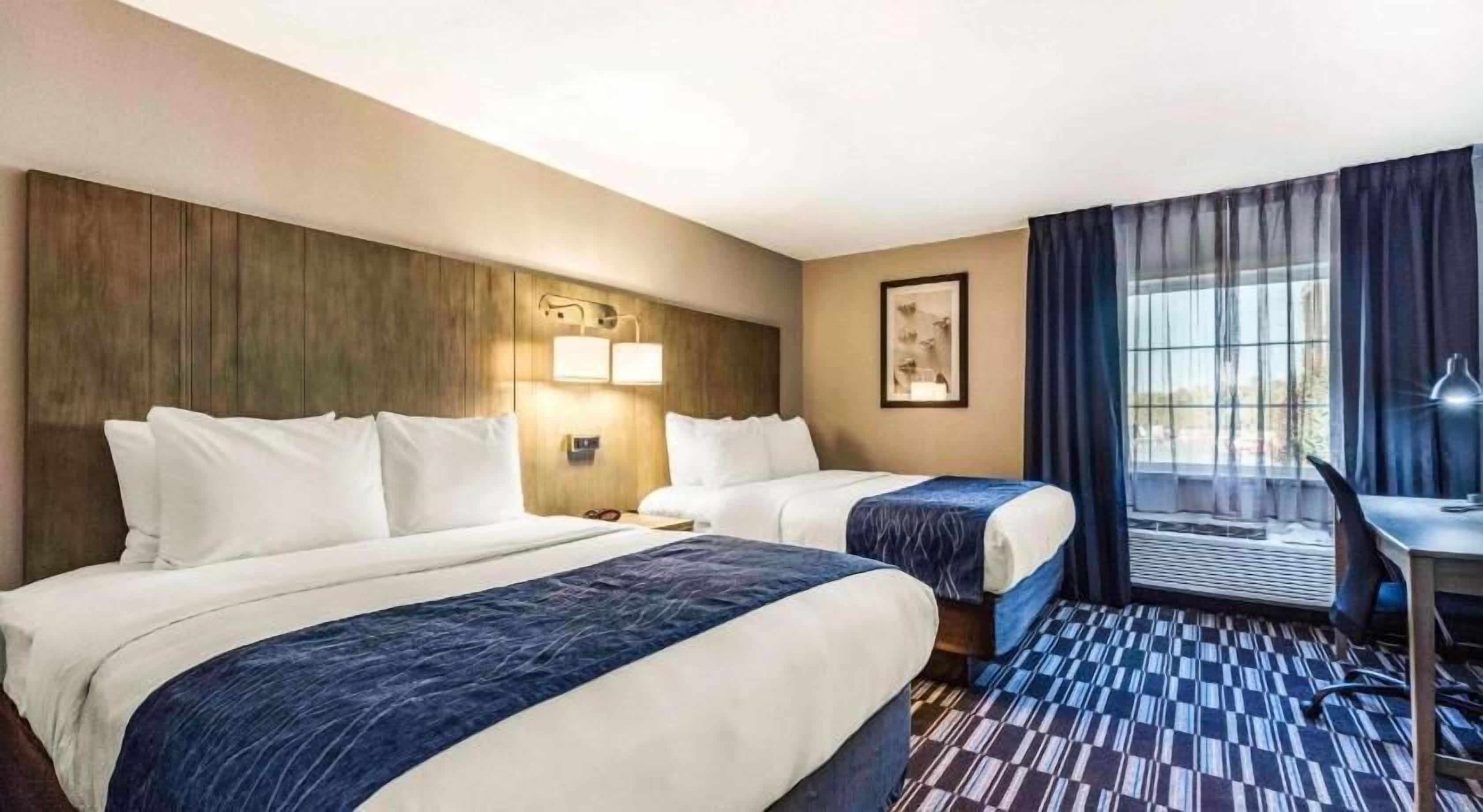 Camas com colchões pillow-top, escrivaninha, cortinas blackout