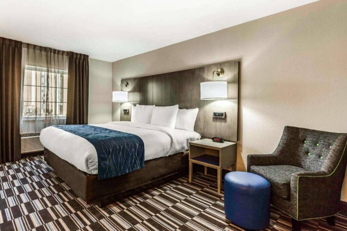 Camas com colchões pillow-top, escrivaninha, cortinas blackout