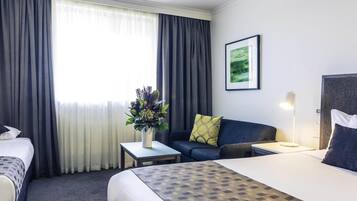 Quarto superior, várias camas | Frigobar, escrivaninha, espaço de trabalho para notebook