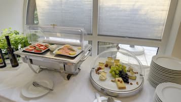 Café da manhã com buffet todos os dias (EUR 15.00 por pessoa)
