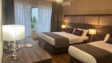 Quarto Duplo, terraço | Minibar, cofre no quarto, secretária, ferro/tábua de engomar