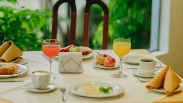 Café da manhã completo grátis todos os dias