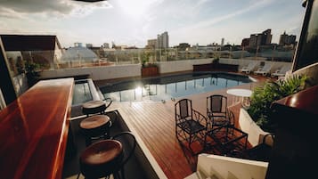 2 piscinas externas, espreguiçadeiras